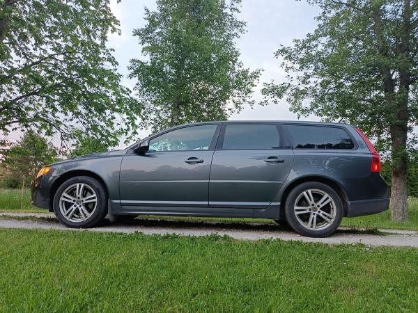 Grey Volvo V70 2008 in Kardla, with an engine capacity of 2.40 L and mileage of 408 thousand km for 3500 €, photo 1 on AUTOMOTO.COM.LV