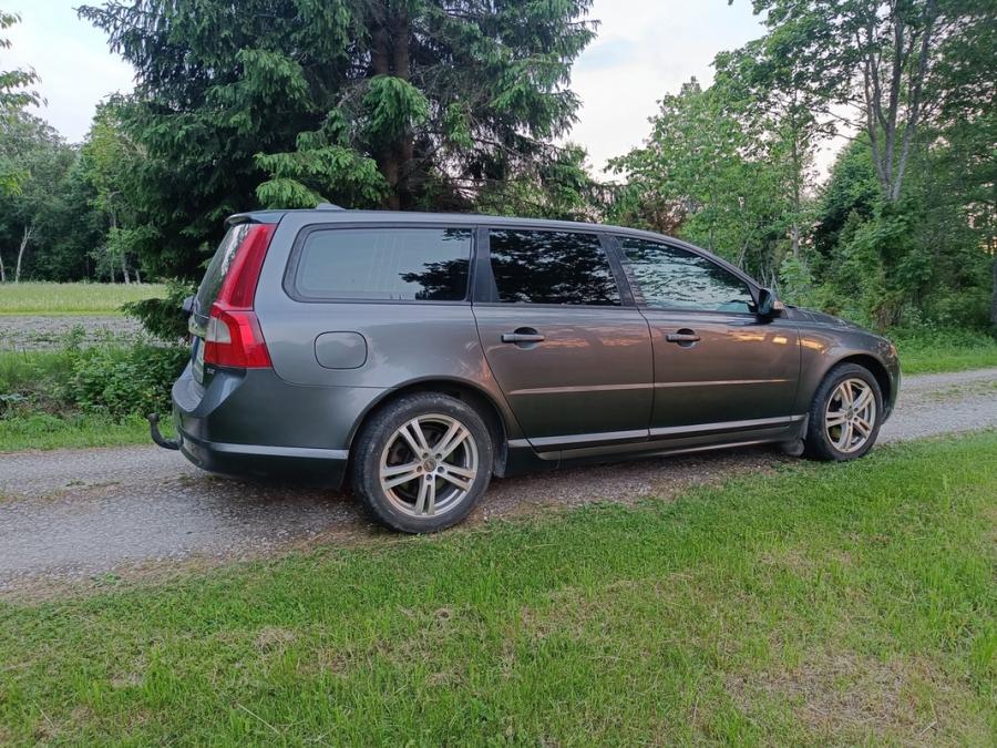 Grey Volvo V70 2008 in Kardla, with an engine capacity of 2.40 L and mileage of 408 thousand km for 3500 €, photo 3 on AUTOMOTO.COM.LV