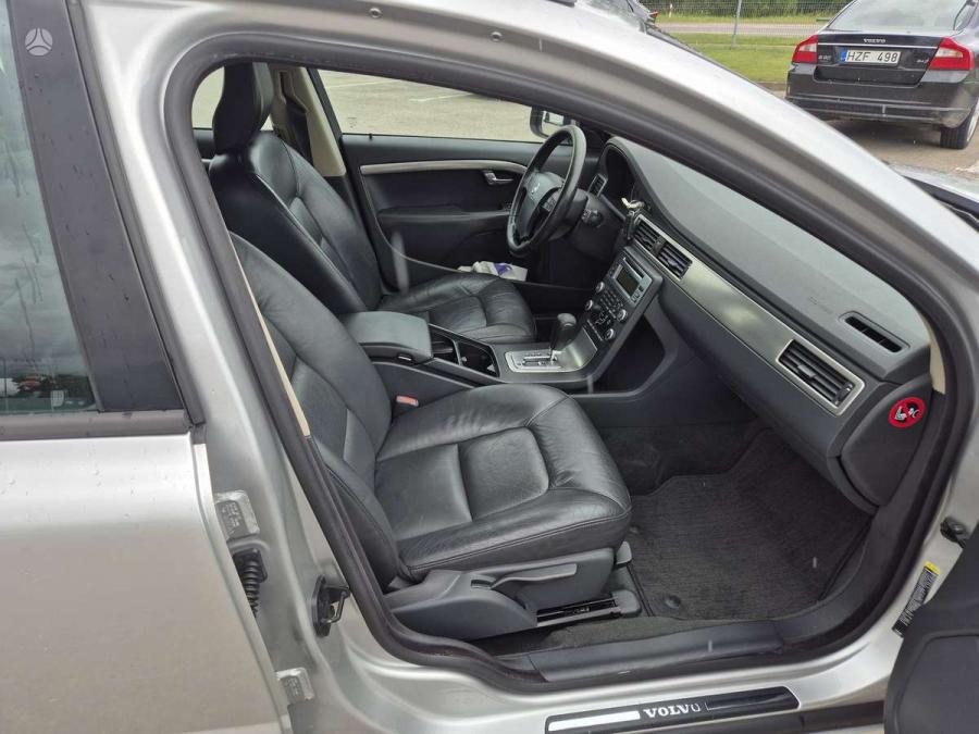 Grey Volvo V70 2008 in Panevezys, with an engine capacity of 2.40 L and mileage of 375 thousand km for 2950 €, photo 16 on AUTOMOTO.COM.LV
