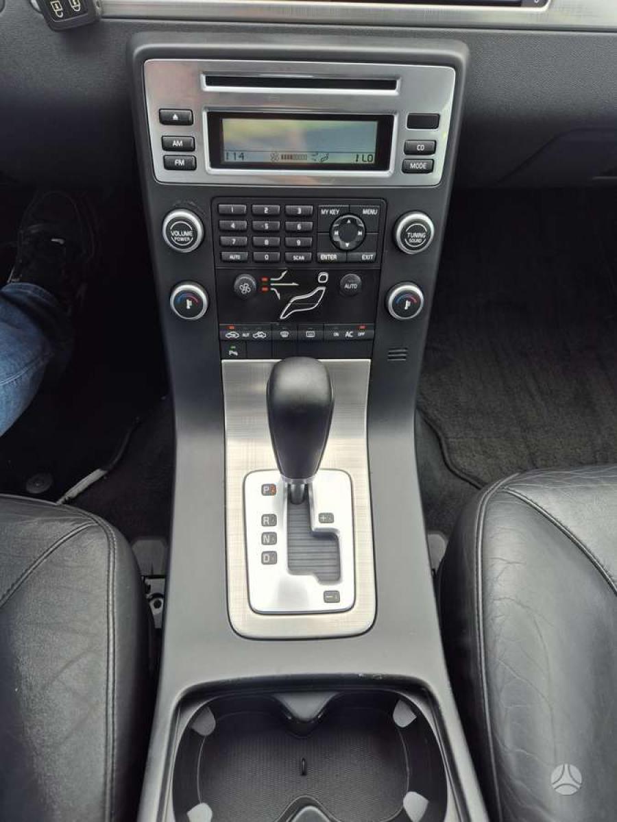 Grey Volvo V70 2008 in Panevezys, with an engine capacity of 2.40 L and mileage of 375 thousand km for 2950 €, photo 18 on AUTOMOTO.COM.LV
