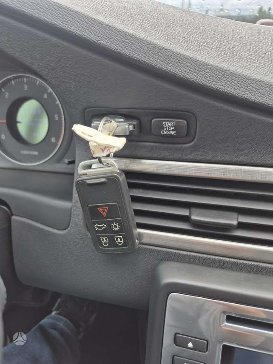 Grey Volvo V70 2008 in Panevezys, with an engine capacity of 2.40 L and mileage of 375 thousand km for 2950 €, photo 21 on AUTOMOTO.COM.LV