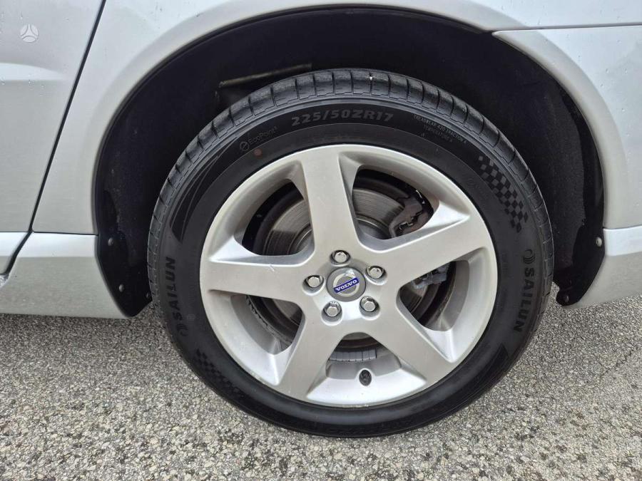 Grey Volvo V70 2008 in Panevezys, with an engine capacity of 2.40 L and mileage of 375 thousand km for 2950 €, photo 25 on AUTOMOTO.COM.LV