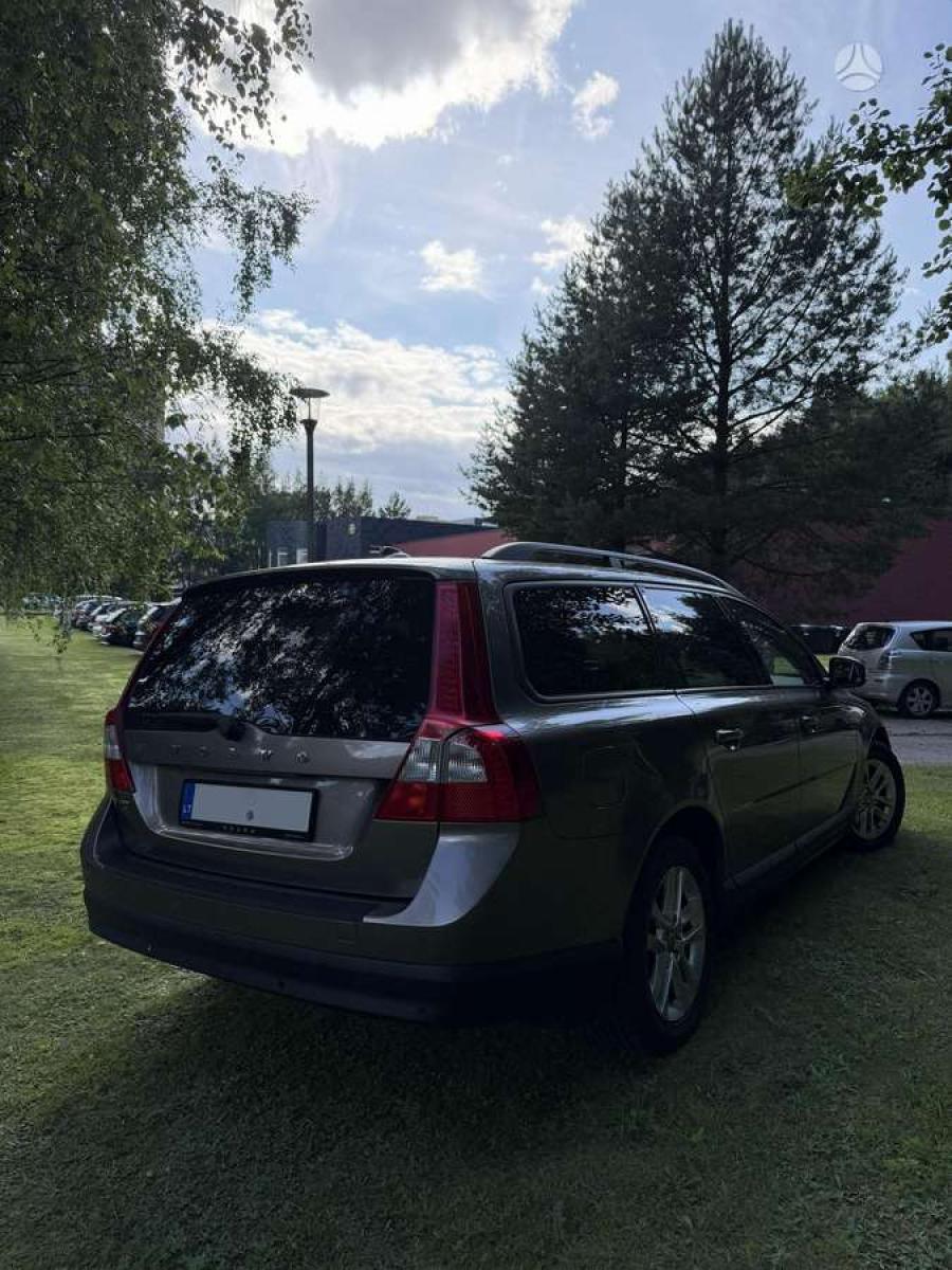 Grey Volvo V70 2008 in Vilnius, with an engine capacity of 2.40 L and mileage of 312 thousand km for 4000 €, photo 5 on AUTOMOTO.COM.LV