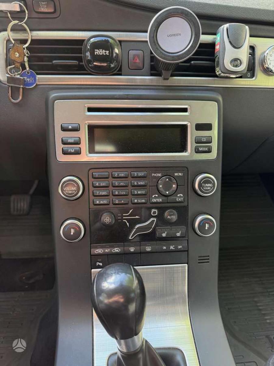 Grey Volvo V70 2008 in Vilnius, with an engine capacity of 2.40 L and mileage of 312 thousand km for 4000 €, photo 11 on AUTOMOTO.COM.LV