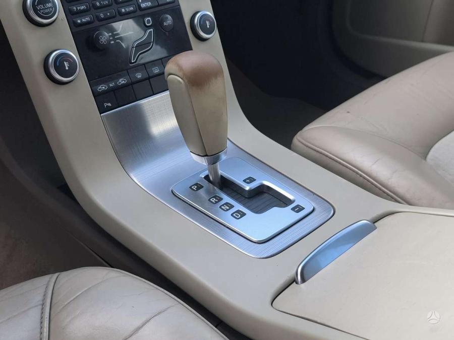 Pelēks Volvo V70 2008 Viļņa, ar dzinēja tilpumu 2.40 L un nobraukumu 391 tūkst. km par 3999 €, foto 16 vietnē AUTOMOTO.COM.LV