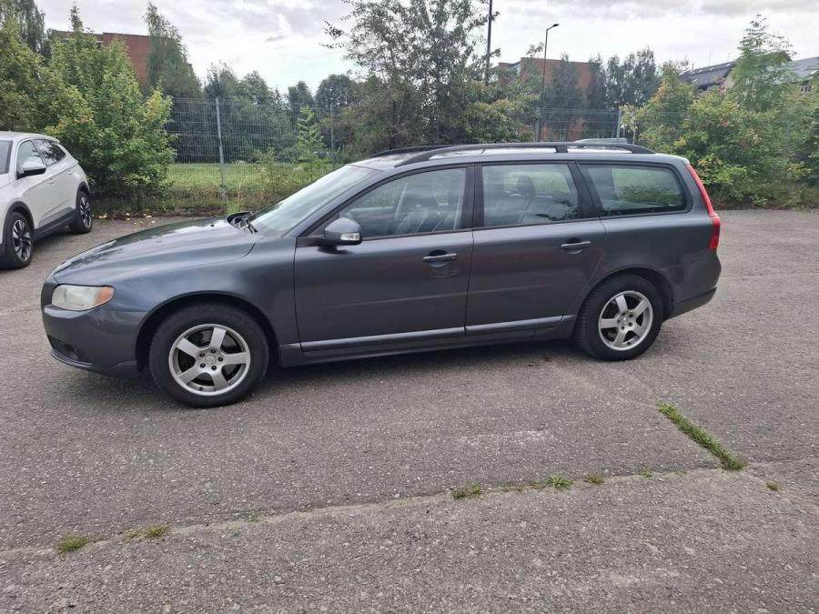 Grey Volvo V70 2008 in Alytus, with an engine capacity of 2.40 L and mileage of 350 thousand km for 2700 €, photo 3 on AUTOMOTO.COM.LV