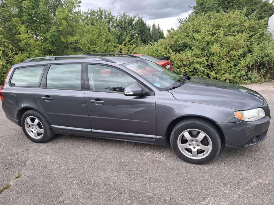 Grey Volvo V70 2008 in Alytus, with an engine capacity of 2.40 L and mileage of 350 thousand km for 2700 €, photo 4 on AUTOMOTO.COM.LV