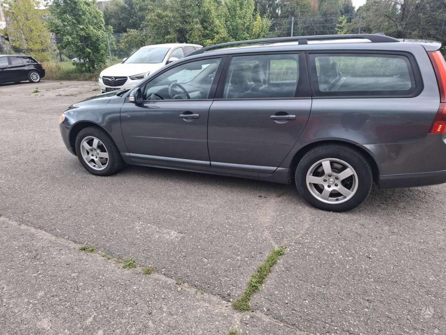 Grey Volvo V70 2008 in Alytus, with an engine capacity of 2.40 L and mileage of 350 thousand km for 2700 €, photo 5 on AUTOMOTO.COM.LV