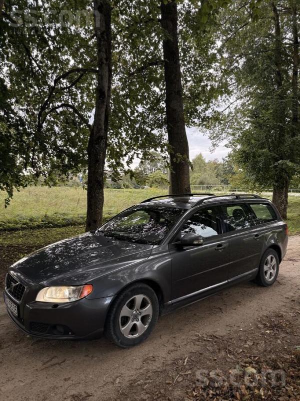 Volvo V70 2008 in Riga on AUTOMOTO.COM.LV Grey Volvo V70 2008 in Riga, with an engine capacity of 2.40 L and mileage of 391 thousand km for 2600 €, photo 3 on AUTOMOTO.COM.LV