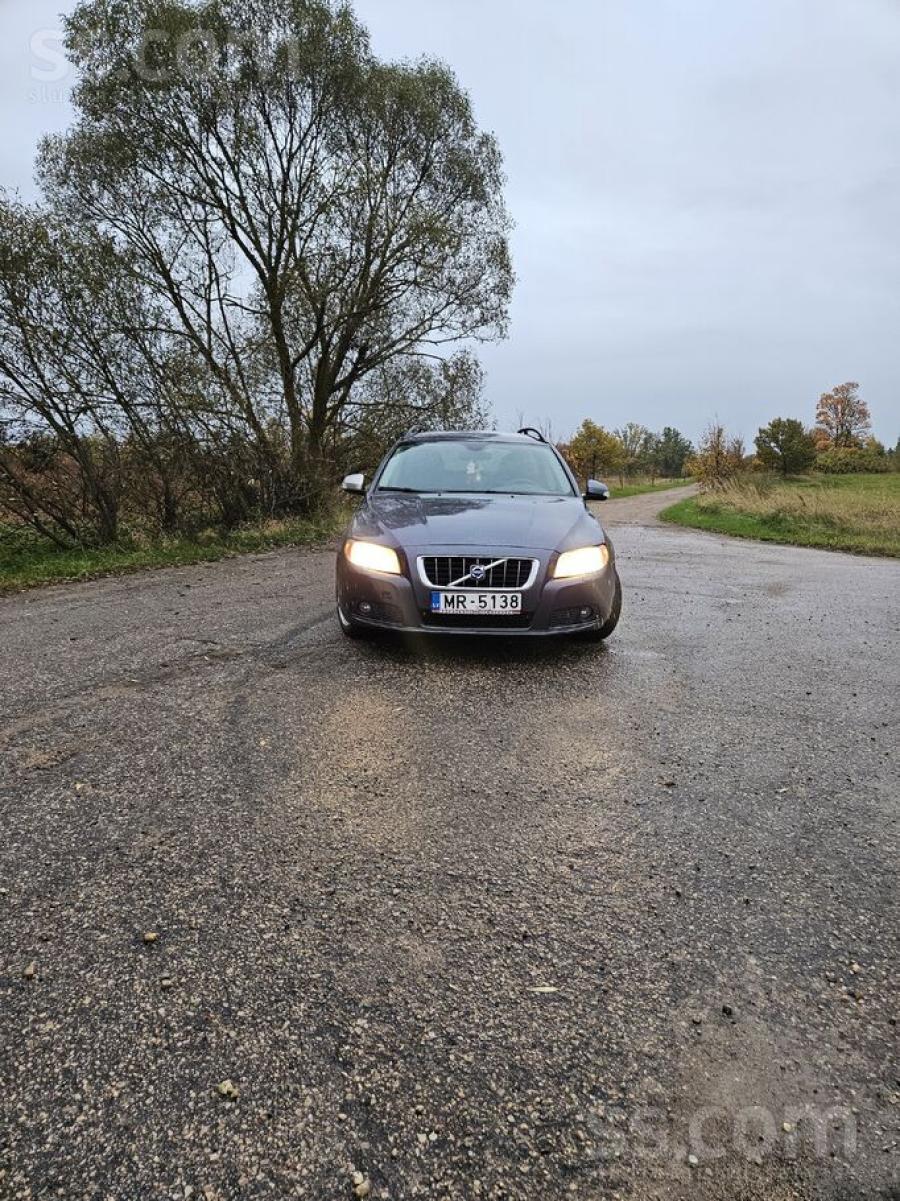 Grey Volvo V70 2008 in Rezekne, with an engine capacity of 2.00 L and mileage of 338 thousand km for 2350 €, photo 4 on AUTOMOTO.COM.LV