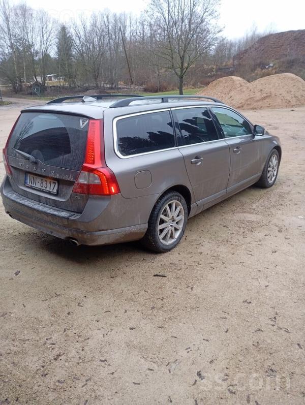 Pelēks Volvo V70 2009 Madona, ar dzinēja tilpumu 2.40 L un nobraukumu 300 tūkst. km par 3500 €, foto 2 vietnē AUTOMOTO.COM.LV