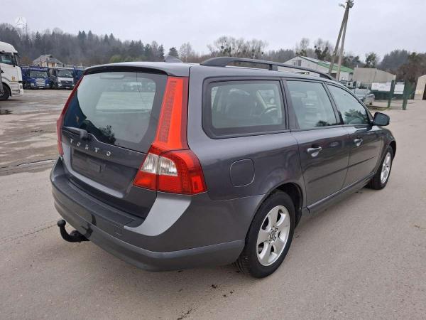 Pelēks Volvo V70 2009 Prienai, ar dzinēja tilpumu 2.40 L un nobraukumu 317 tūkst. km par 4100 €, foto 3 vietnē AUTOMOTO.COM.LV