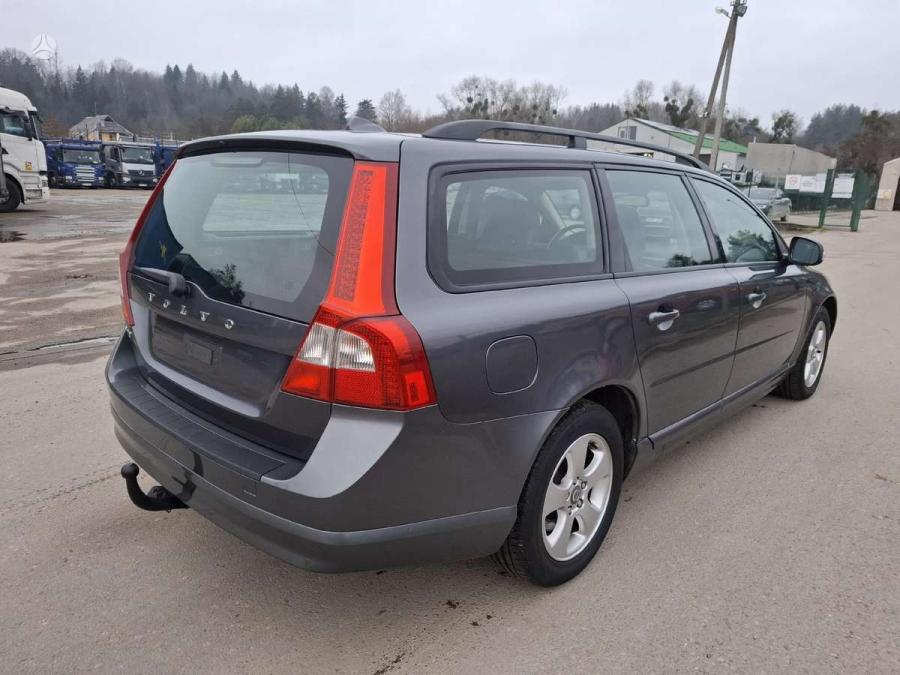 Pelēks Volvo V70 2009 Prienai, ar dzinēja tilpumu 2.40 L un nobraukumu 317 tūkst. km par 4100 €, foto 3 vietnē AUTOMOTO.COM.LV