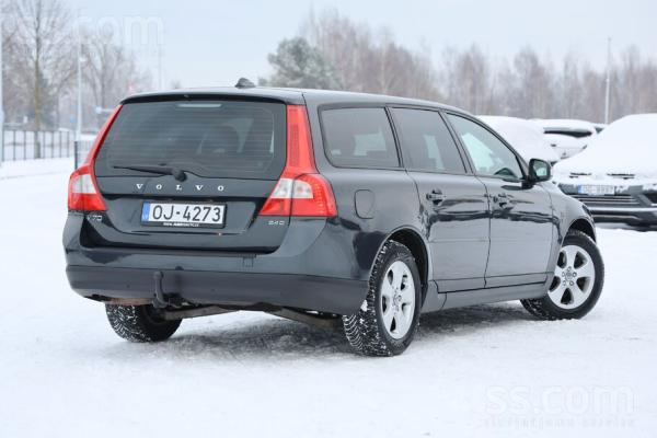 Pelēks Volvo V70 2009 Jelgava, ar dzinēja tilpumu 2.40 L un nobraukumu 0 tūkst. km par 5650 €, foto 5 vietnē AUTOMOTO.COM.LV