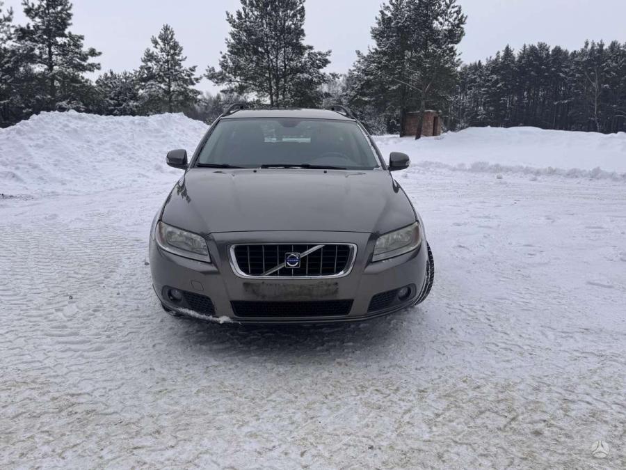 Grey Volvo V70 2009 in Jonava, with an engine capacity of 2.40 L and mileage of 289 thousand km for 4150 €, photo 2 on AUTOMOTO.COM.LV