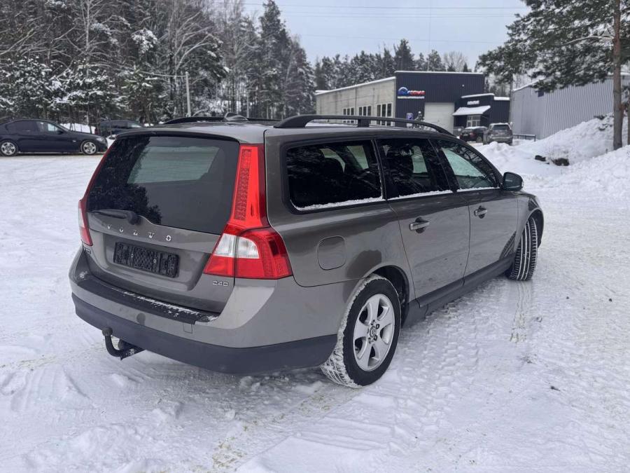 Grey Volvo V70 2009 in Jonava, with an engine capacity of 2.40 L and mileage of 289 thousand km for 4150 €, photo 4 on AUTOMOTO.COM.LV