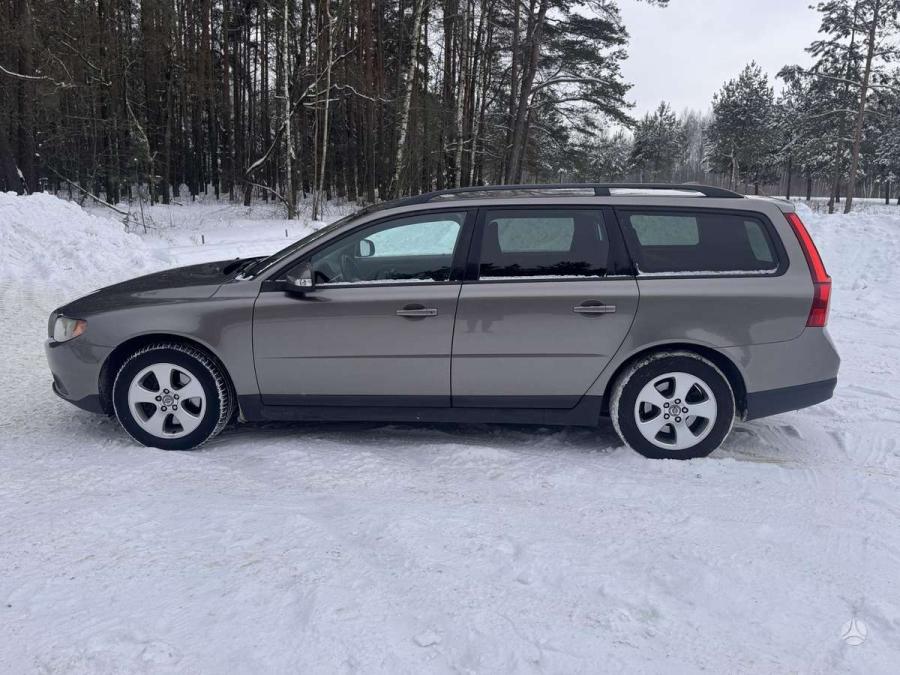 Grey Volvo V70 2009 in Jonava, with an engine capacity of 2.40 L and mileage of 289 thousand km for 4150 €, photo 5 on AUTOMOTO.COM.LV