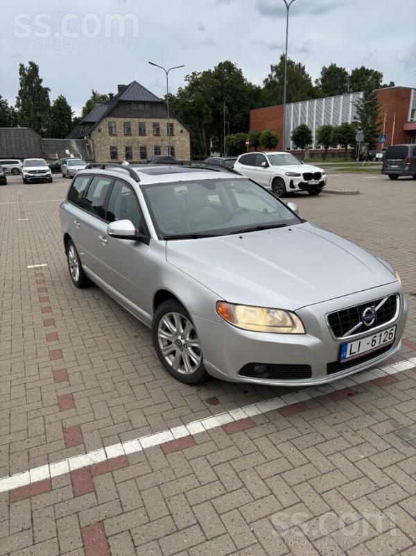 Pelēks Volvo V70 2009 Cēsis, ar dzinēja tilpumu 2.40 L un nobraukumu 501 tūkst. km par 2800 €, foto 2 vietnē AUTOMOTO.COM.LV