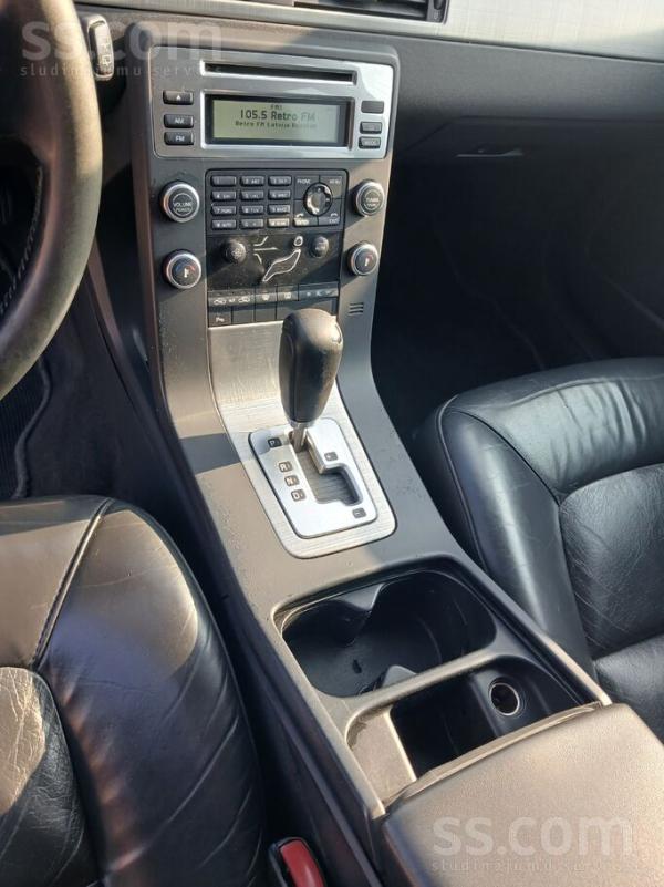 Grey Volvo V70 2009 in Rezekne, with an engine capacity of 2.40 L and mileage of 290 thousand km for 3500 €, photo 5 on AUTOMOTO.COM.LV