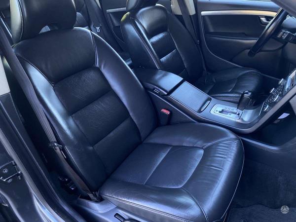 Grey Volvo V70 2009 in Vilnius, with an engine capacity of 2.40 L and mileage of 306 thousand km for 4750 €, photo 9 on AUTOMOTO.COM.LV