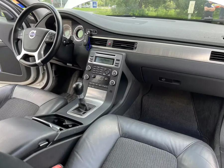 Grey Volvo V70 2009 in Jekabpils, with an engine capacity of 2.40 L and mileage of 303 thousand km for 5900 €, photo 20 on AUTOMOTO.COM.LV