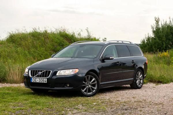 Grey Volvo V70 2009 in Riga, with an engine capacity of 2.00 L and mileage of 0 thousand km for 4995 €, photo 3 on AUTOMOTO.COM.LV