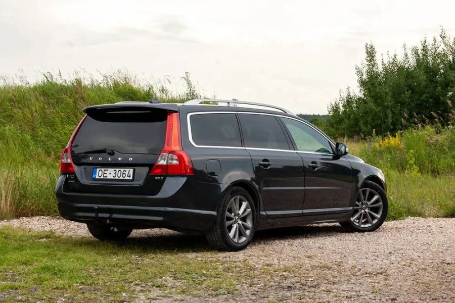 Pelēks Volvo V70 2009 Rīga, ar dzinēja tilpumu 2.00 L un nobraukumu 0 tūkst. km par 4995 €, foto 5 vietnē AUTOMOTO.COM.LV