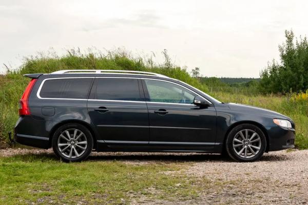 Grey Volvo V70 2009 in Riga, with an engine capacity of 2.00 L and mileage of 0 thousand km for 4995 €, photo 7 on AUTOMOTO.COM.LV