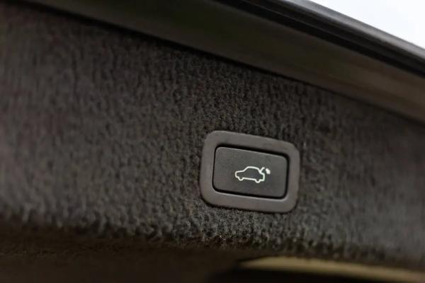 Grey Volvo V70 2009 in Riga, with an engine capacity of 2.00 L and mileage of 0 thousand km for 4995 €, photo 9 on AUTOMOTO.COM.LV