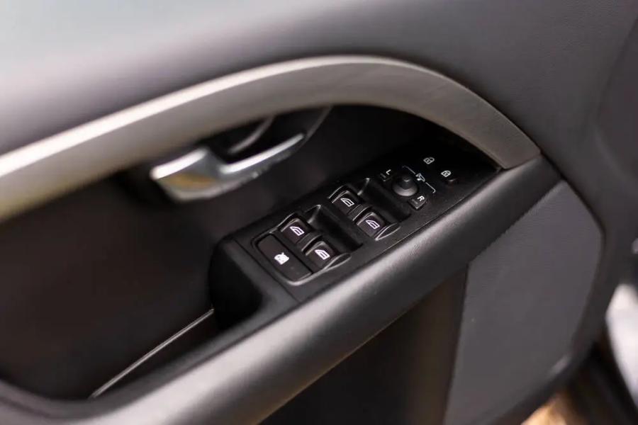 Pelēks Volvo V70 2009 Rīga, ar dzinēja tilpumu 2.00 L un nobraukumu 0 tūkst. km par 4995 €, foto 16 vietnē AUTOMOTO.COM.LV