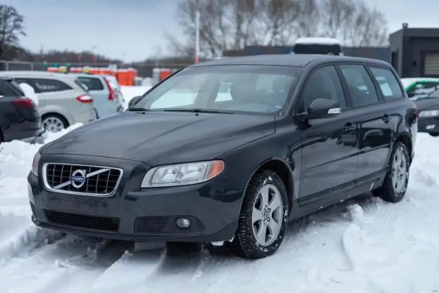 Pelēks Volvo V70 2009 Liepāja, ar dzinēja tilpumu 2.40 L un nobraukumu 259 tūkst. km par 6800 €, foto 1 vietnē AUTOMOTO.COM.LV