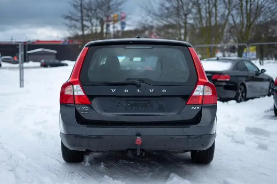 Pelēks Volvo V70 2009 Liepāja, ar dzinēja tilpumu 2.40 L un nobraukumu 259 tūkst. km par 6800 €, foto 4 vietnē AUTOMOTO.COM.LV