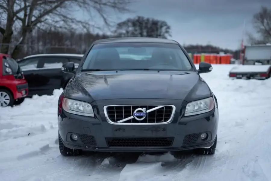 Pelēks Volvo V70 2009 Liepāja, ar dzinēja tilpumu 2.40 L un nobraukumu 259 tūkst. km par 6800 €, foto 7 vietnē AUTOMOTO.COM.LV
