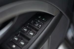 Pelēks Volvo V70 2009 Liepāja, ar dzinēja tilpumu 2.40 L un nobraukumu 259 tūkst. km par 6800 €, foto 21 vietnē AUTOMOTO.COM.LV