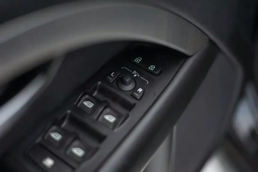 Pelēks Volvo V70 2009 Liepāja, ar dzinēja tilpumu 2.40 L un nobraukumu 259 tūkst. km par 6800 €, foto 21 vietnē AUTOMOTO.COM.LV