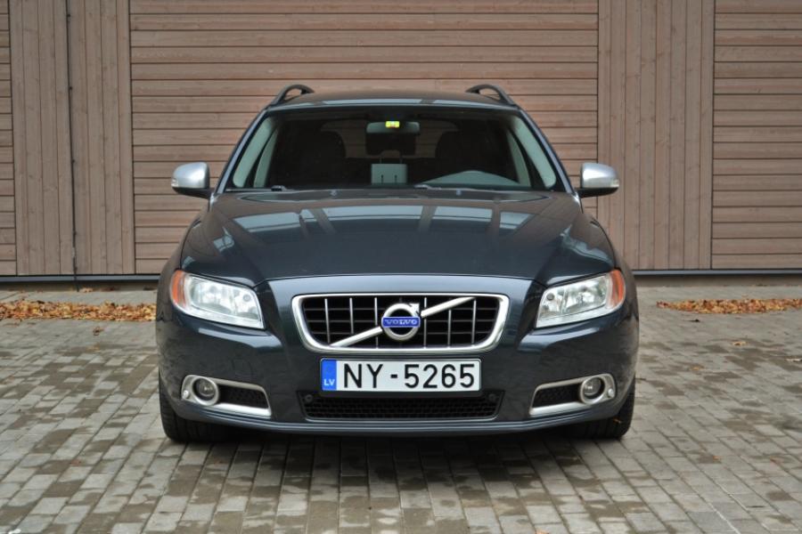 Grey Volvo V70 2009 in Riga, with an engine capacity of 2.00 L and mileage of 319 thousand km for 4790 €, photo 1 on AUTOMOTO.COM.LV