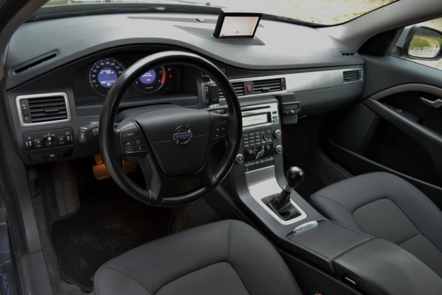 Grey Volvo V70 2009 in Riga, with an engine capacity of 2.00 L and mileage of 319 thousand km for 4790 €, photo 11 on AUTOMOTO.COM.LV