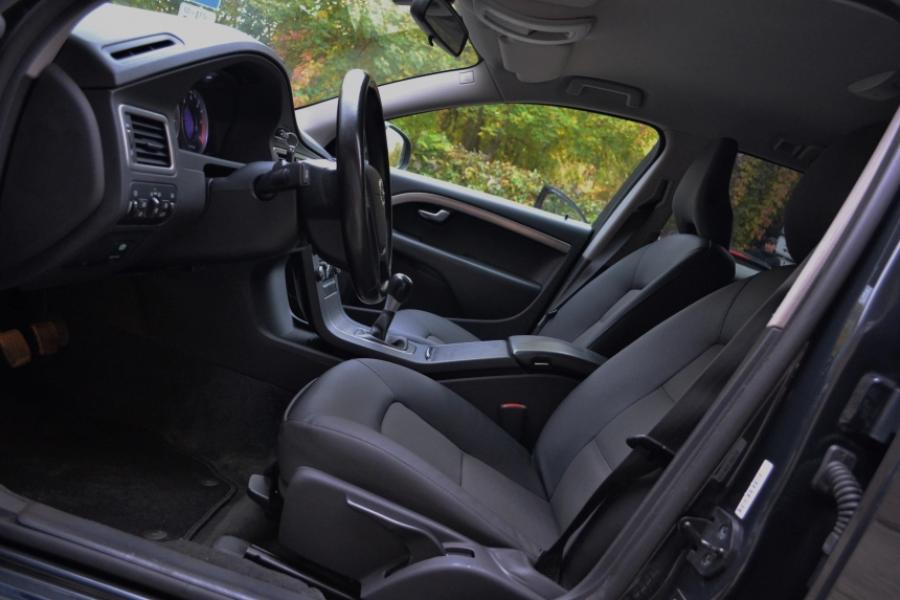 Grey Volvo V70 2009 in Riga, with an engine capacity of 2.00 L and mileage of 319 thousand km for 4790 €, photo 12 on AUTOMOTO.COM.LV