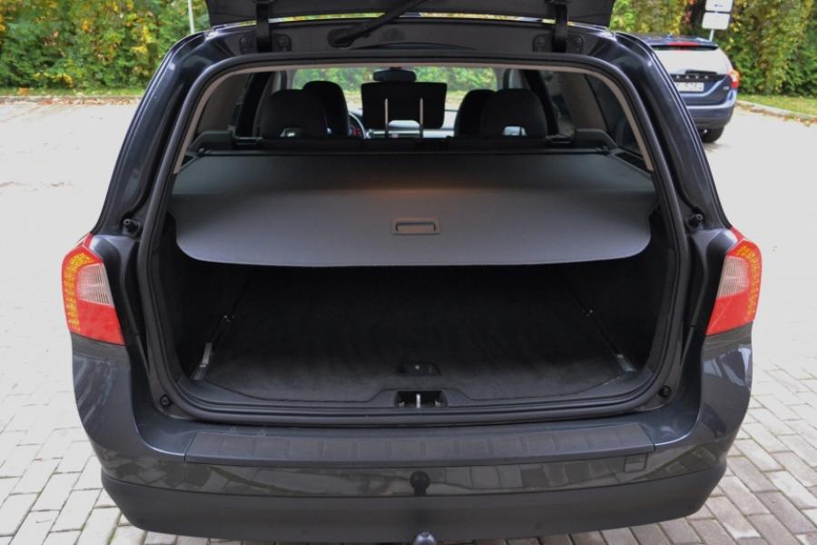 Grey Volvo V70 2009 in Riga, with an engine capacity of 2.00 L and mileage of 319 thousand km for 4790 €, photo 17 on AUTOMOTO.COM.LV