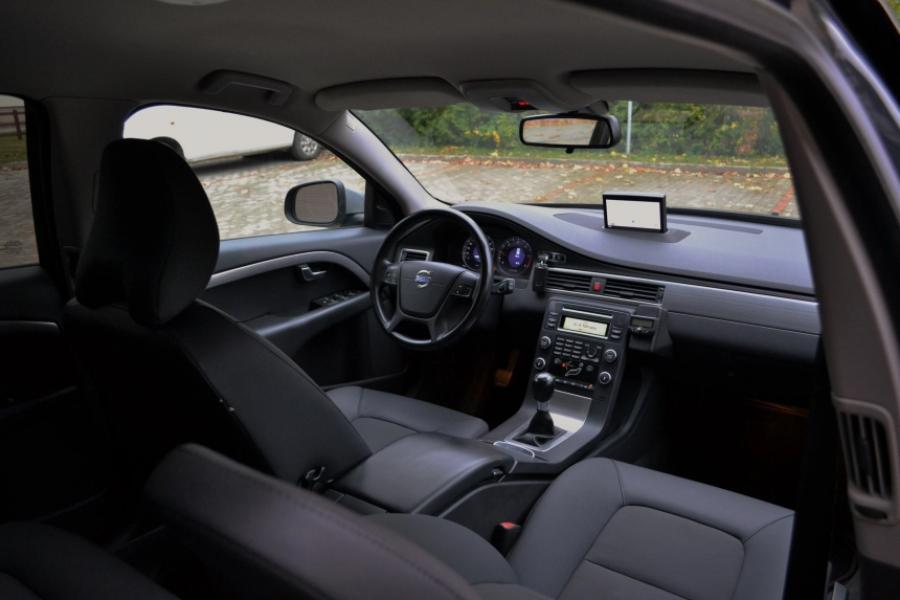 Grey Volvo V70 2009 in Riga, with an engine capacity of 2.00 L and mileage of 319 thousand km for 4790 €, photo 20 on AUTOMOTO.COM.LV