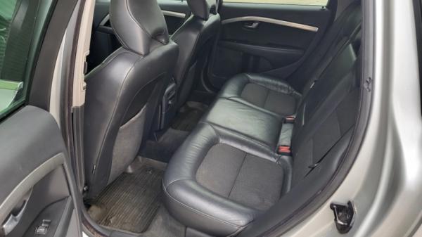 Pelēks Volvo V70 2009 Rīga, ar dzinēja tilpumu 2.40 L un nobraukumu 343 tūkst. km par 3550 €, foto 2 vietnē AUTOMOTO.COM.LV