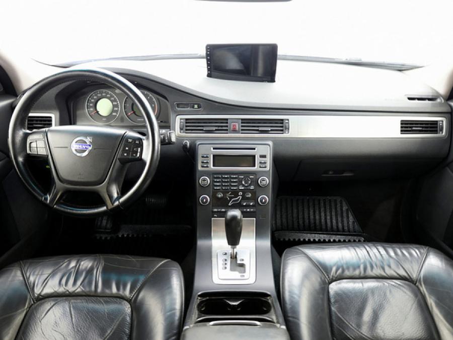 Grey Volvo V70 2009 in Tallinn, with an engine capacity of 2.40 L and mileage of 344 thousand km for 3499 €, photo 6 on AUTOMOTO.COM.LV