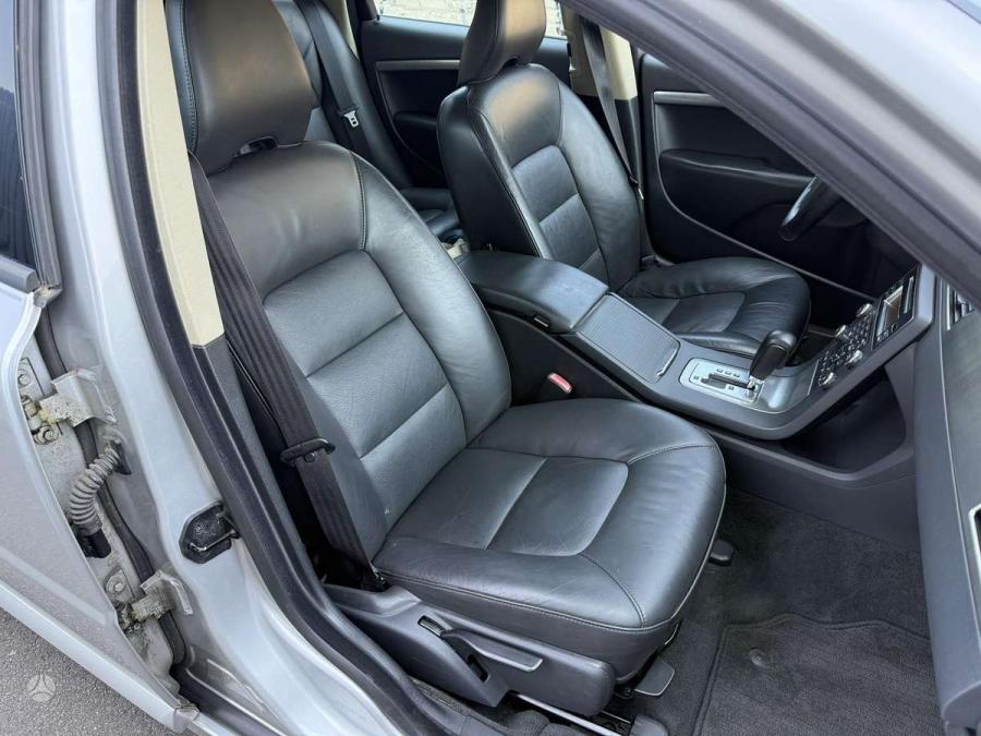 Pelēks Volvo V70 2009 Viļņa, ar dzinēja tilpumu 2.40 L un nobraukumu 287 tūkst. km par 2950 €, foto 12 vietnē AUTOMOTO.COM.LV