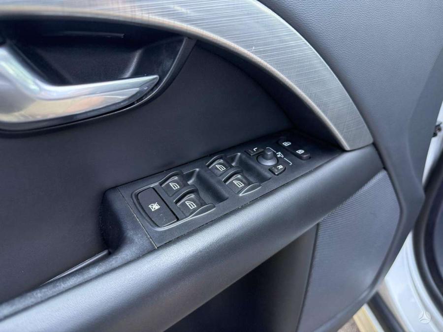 Pelēks Volvo V70 2009 Viļņa, ar dzinēja tilpumu 2.40 L un nobraukumu 287 tūkst. km par 2950 €, foto 20 vietnē AUTOMOTO.COM.LV