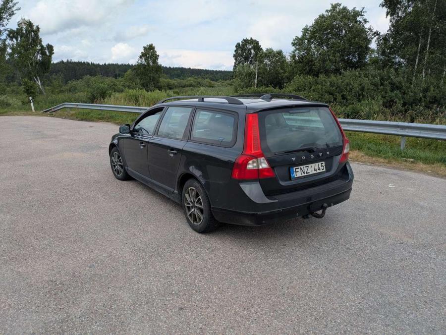 Grey Volvo V70 2009 in Vilnius, with an engine capacity of 2.40 L and mileage of 507 thousand km for 1500 €, photo 7 on AUTOMOTO.COM.LV