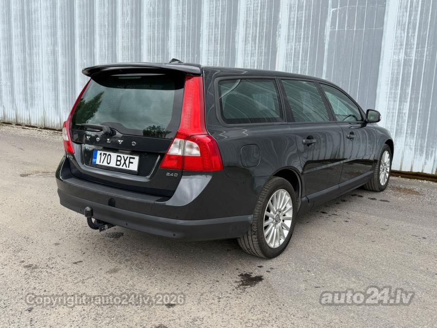 Grey Volvo V70 2009 in Paide, with an engine capacity of 2.40 L and mileage of 292 thousand km for 6390 €, photo 3 on AUTOMOTO.COM.LV