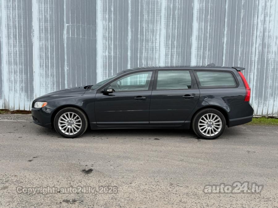 Grey Volvo V70 2009 in Paide, with an engine capacity of 2.40 L and mileage of 292 thousand km for 6390 €, photo 9 on AUTOMOTO.COM.LV