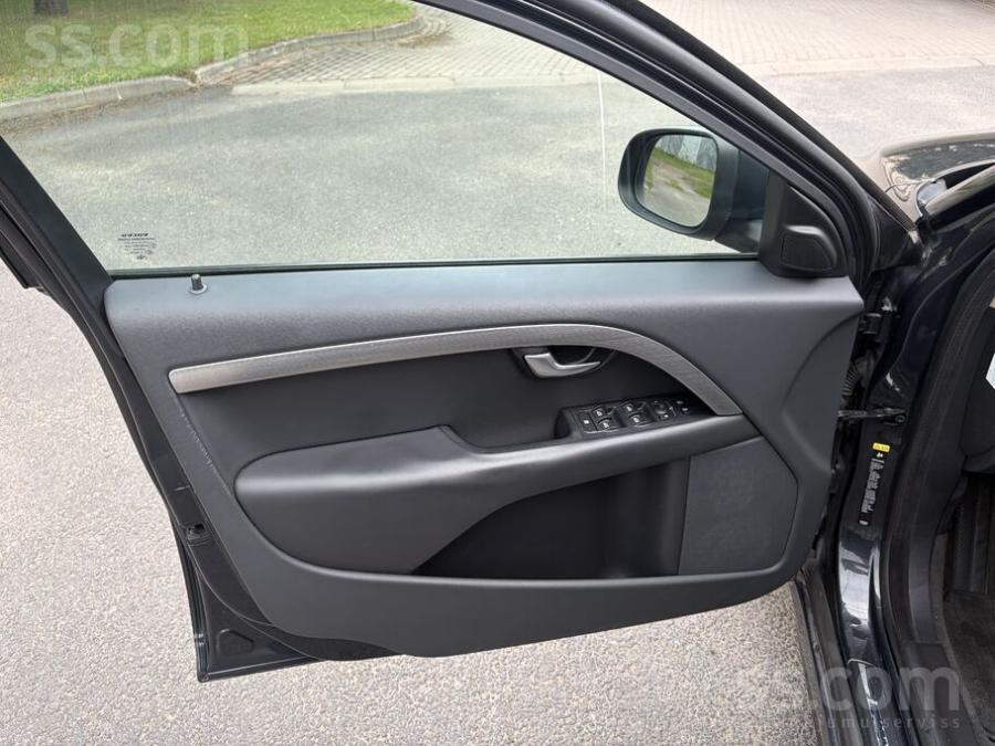 Grey Volvo V70 2009 in Ogre, with an engine capacity of 2.40 L and mileage of 0 thousand km for 5050 €, photo 12 on AUTOMOTO.COM.LV
