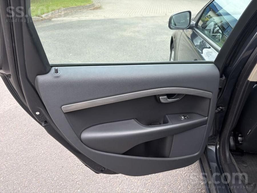 Grey Volvo V70 2009 in Ogre, with an engine capacity of 2.40 L and mileage of 0 thousand km for 5050 €, photo 17 on AUTOMOTO.COM.LV