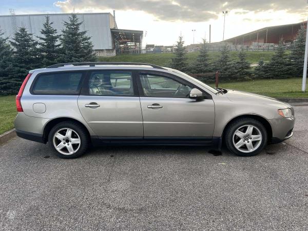 Volvo V70 2009 in Ukmerge on AUTOMOTO.COM.LV Grey Volvo V70 2009 in Ukmerge, with an engine capacity of 2.40 L and mileage of 399 thousand km for 2000 €, photo 5 on AUTOMOTO.COM.LV